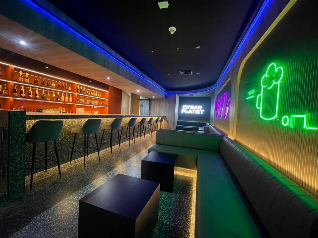 日本初のコンセプトカフェ『CyBAR Planet Bangkok』がMBK7階にグランドオープン！ 7月8日と9日にはイベントも。 | タイ ...