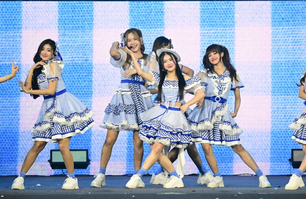 ＝じゃんけんの神＝が選んだ16名。BNK48アルバム最新曲「Gingham Check」(ギンガムチェック)初披露。 | タイニュース・クロスボンバー（X-bomber Thailand）