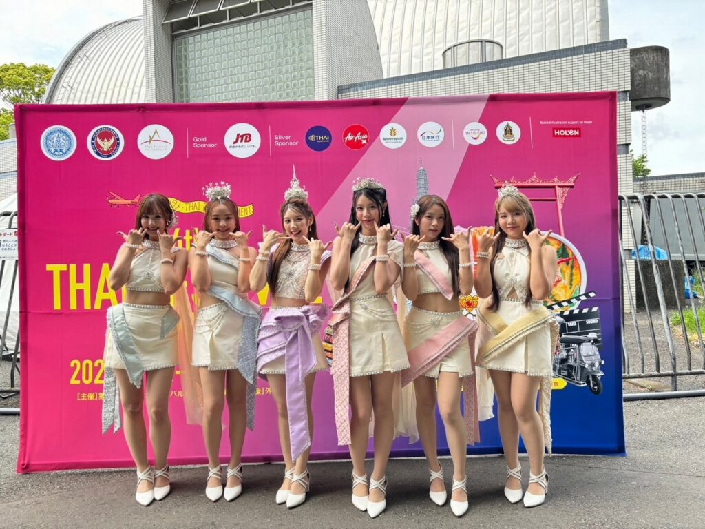 BNK48 & CGM48 Feat. Keng Tachaya の新曲「น่ายักแบบนี้ เป็นของเธอนะ」タイフェス東京で ...